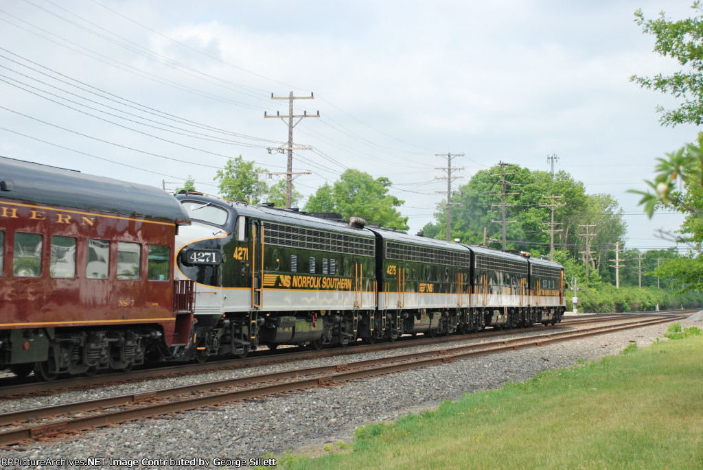 NS 4270 leads a westbound buiness train.